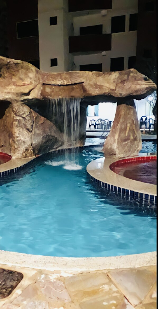 12 piscinas interiores, 15 piscinas exteriores, espreguiçadeiras 