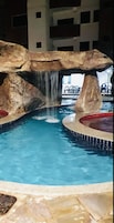 12 piscinas interiores, 15 piscinas exteriores, espreguiçadeiras