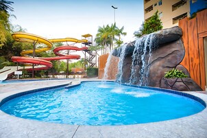 12 piscinas interiores, 15 piscinas exteriores, espreguiçadeiras 