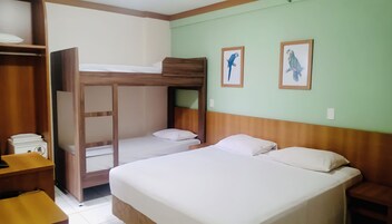 Quarto Triplo Clássico, 1 quarto, não fumadores, vista para a piscina | Roupa hipoalergénica, cofre no quarto, secretária 