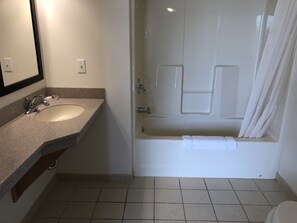 Quarto Duplo Deluxe, 2 camas de casal | Casa de banho | Toalhas fornecidas, sabão, champô, papel higiénico 