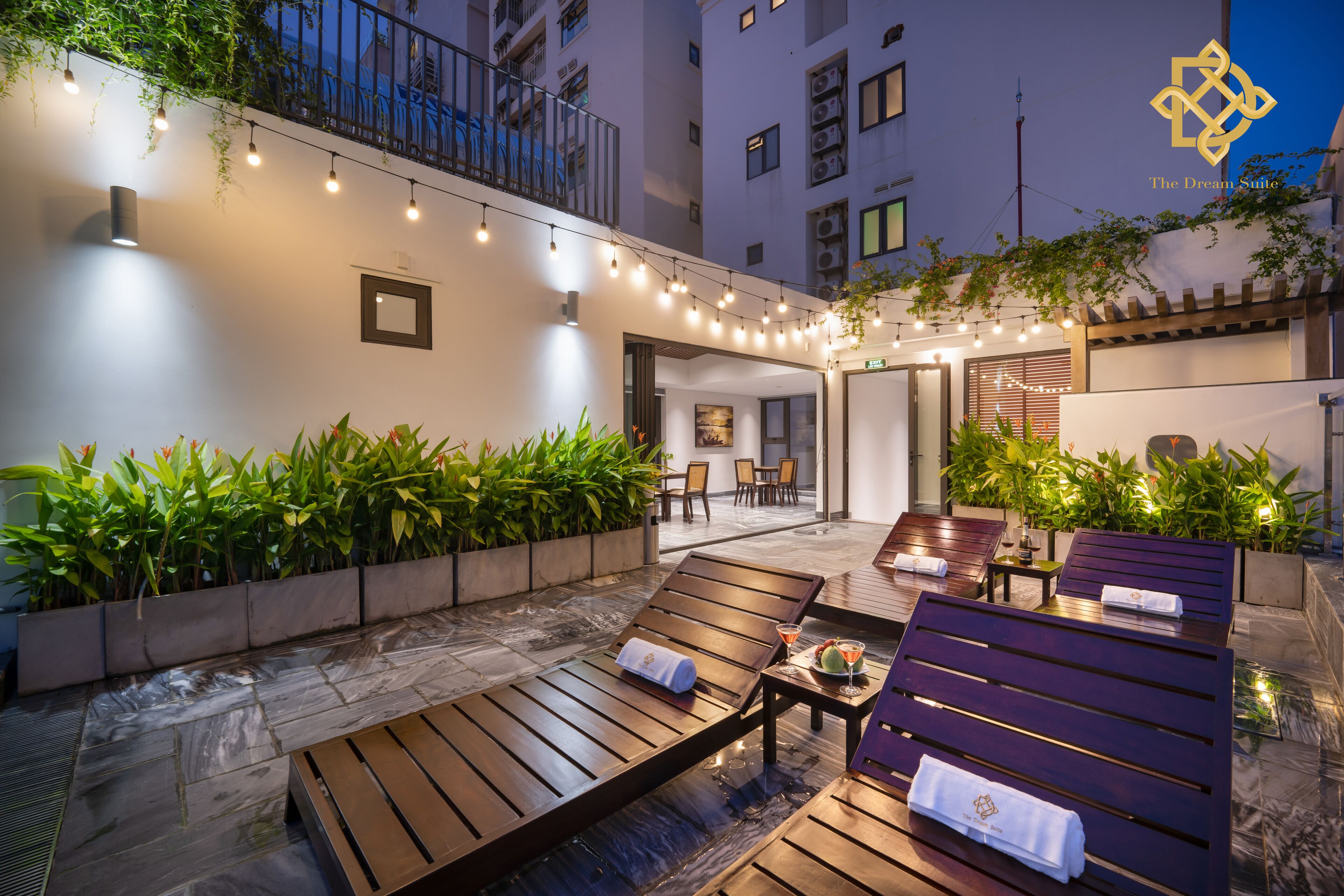 Piscina exterior, espreguiçadeiras 