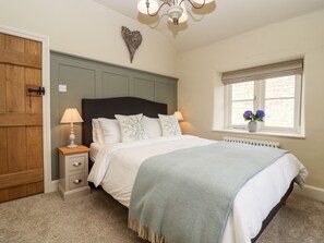 2 quartos, individualmente decorados, individualmente mobiliados, berços