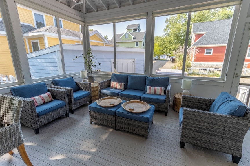 Wrap Around Porch In The Heart Of Beachwalk Resort - Michigan City, IN