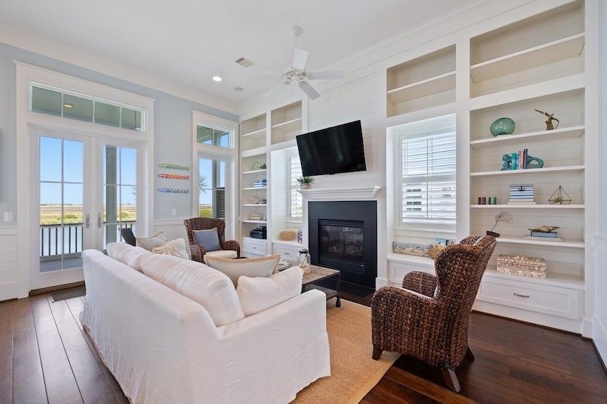 Gorgeous Home In Beachtown Galveston - 4 Bedroom, 3.5 Bathrooms W/elevator - Texas City, TX