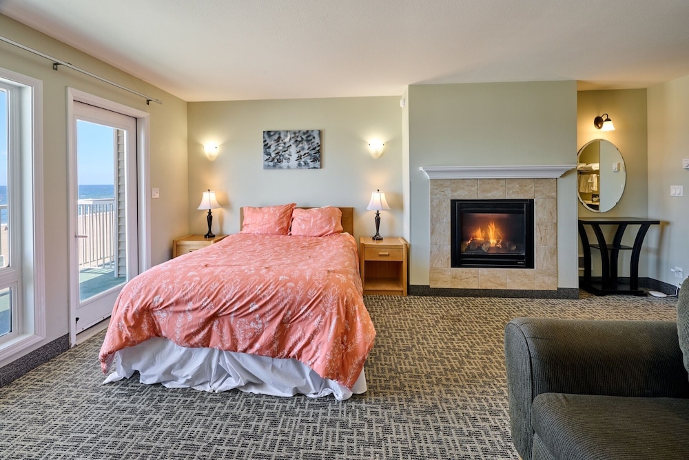 Corner Queen Fireplace Studio, Kitchen, No Stairs! - Oregon