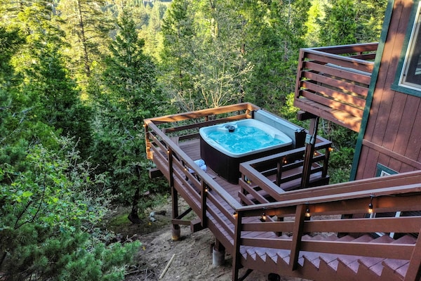 Hot Tub! Cozy Cabin W\/tree Top Views, Dog\/family Friendly! - Crestline, CA