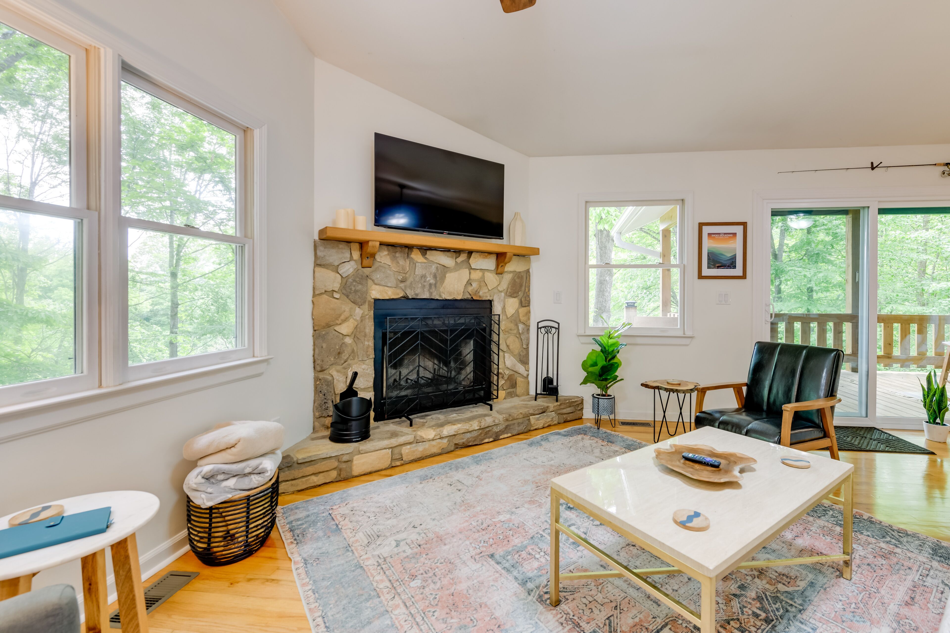 Updated Home W/ Private Hot Tub & Mtn Views! - Maggie Valley, NC