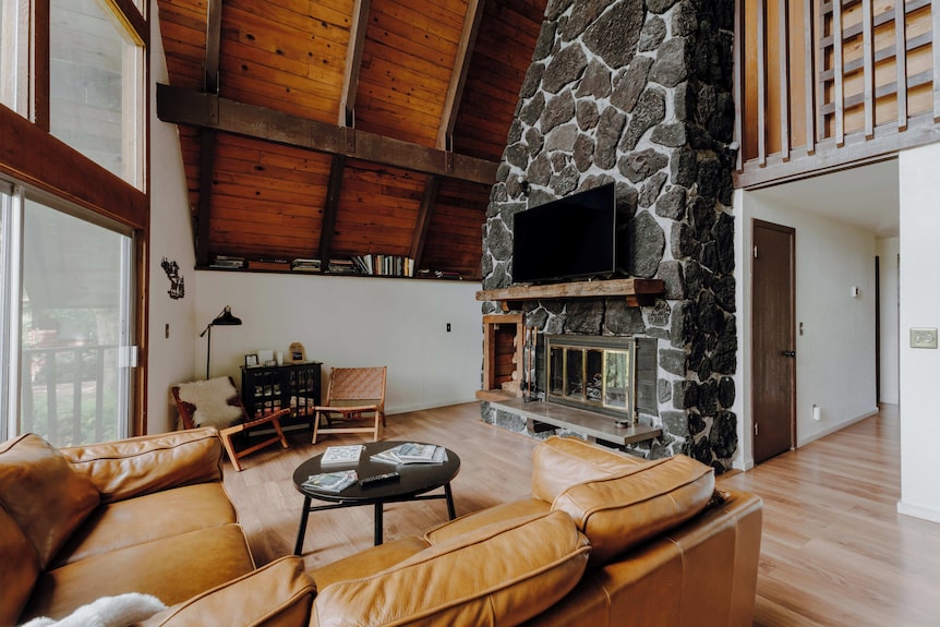 Spacious North Cascades Riverside A-frame W/ Mt Baker Views - Dog-friendly - Rockport State Park, Rockport