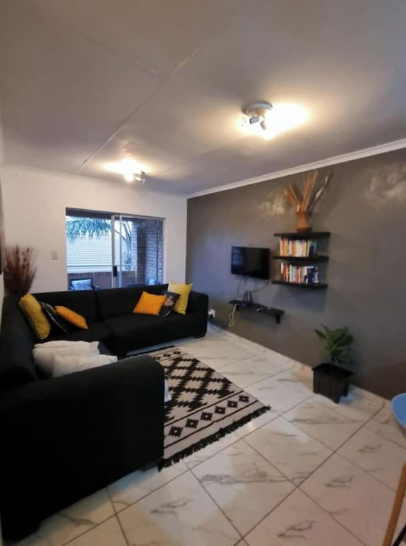 5 Minutes To Shops And Malls - Pretoria