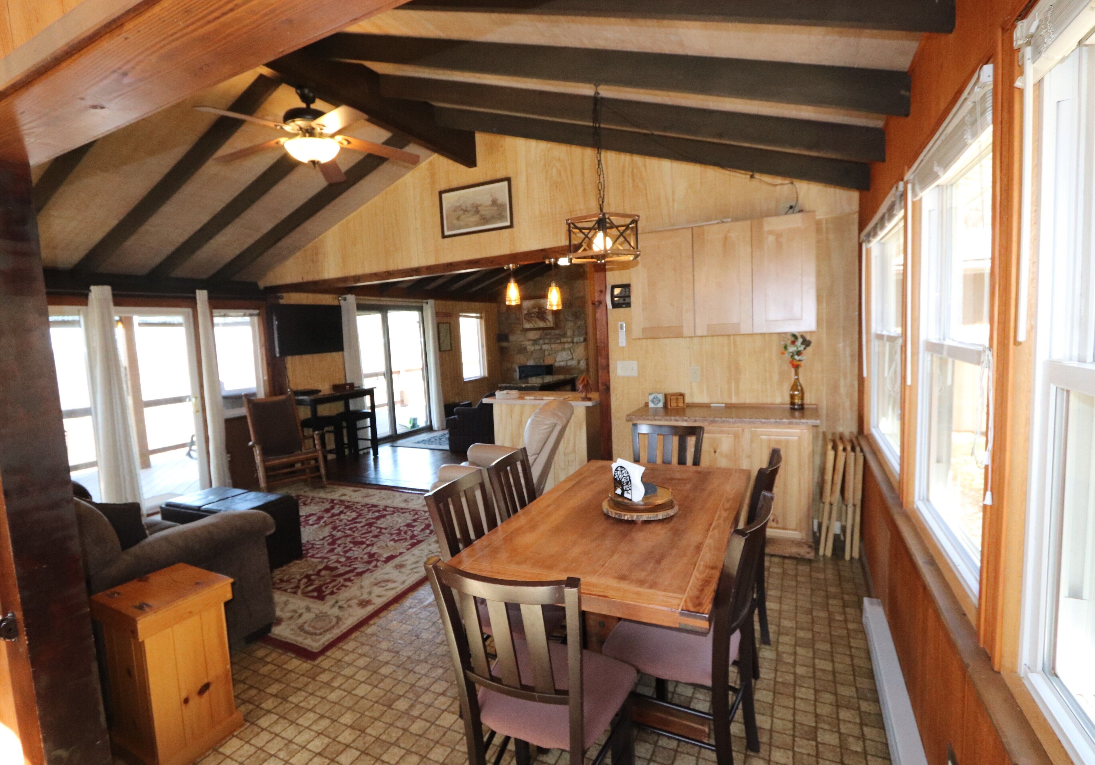 Mountain Retreat W/ Great Views, Large Hot Tub, Great Wifi, Near Luray Caverns - Stanley, VA