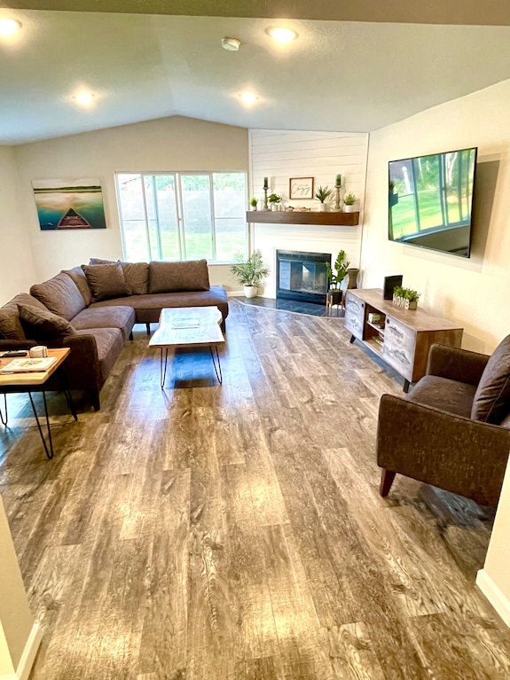 Entire Home Remodeled & 1 Mile To Kenai River & 1/2 Block To Peninsula Hospital - Kenai, AK