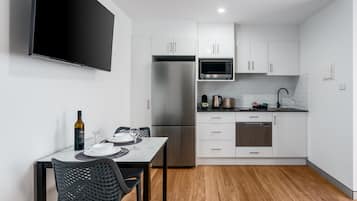 Geladeira grande, micro-ondas, cooktop, lava-louças