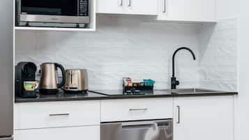 Geladeira grande, micro-ondas, cooktop, lava-louças