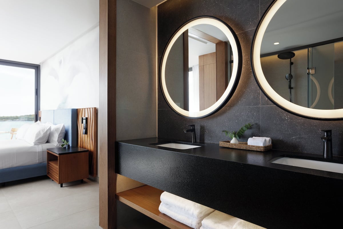 Suite, 1 quarto | Lençóis de algodão egípcio, roupa de alta qualidade, minibar