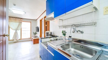 Quarto Básico, 2 quartos (B201) | Cozinha privada | Um frigorífico 