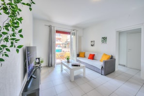 Apartamento família, vários quartos (Central Love) | Área de estar | TV 21 polegadas com canais via satélite