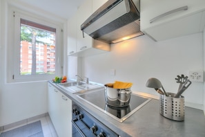 Apartamento família, vários quartos (Casa Glicine) | Cozinha privada | Geladeira, micro-ondas, fogão, cooktop