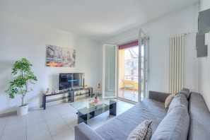 Apartamento família, vários quartos (Central Amor) | Área de estar | TV 21 polegadas com canais via satélite