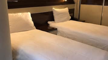 Quarto Twin Clássico | Cofre no quarto, secretária