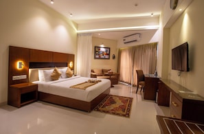 Quarto casal luxo, 1 cama King, sacada, vista para o mar | Frigobar, cofres nos quartos, individualmente decorados