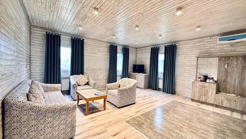 Casa de Campo Executiva | Sala de estar | Televisor LED de 72 polegadas com canais por cabo, televisor