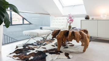 Penthouse | Sala de estar | Smart TV de 43 polegadas com canais via satélite, televisor