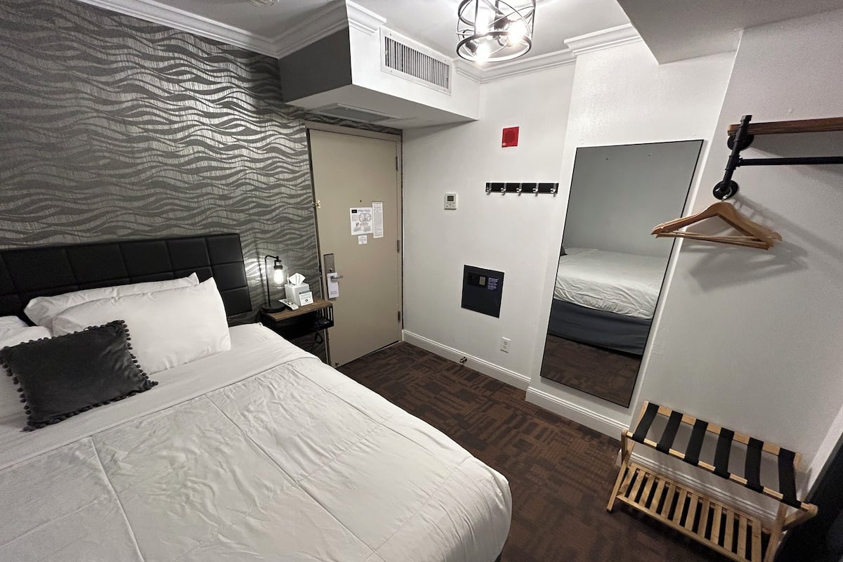 City View King Bed Room | Roupas de cama antialérgicas, edredons de pluma, cofres nos quartos