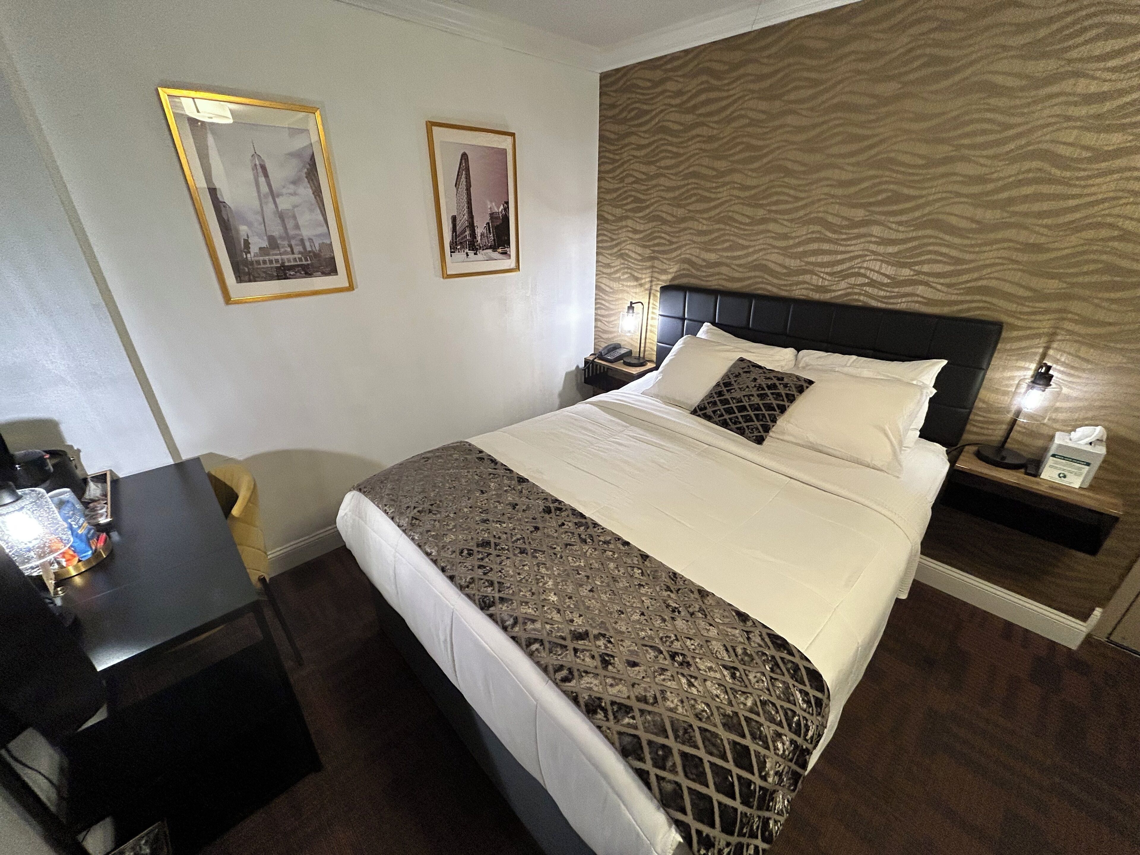 Deluxe Queen Bed Room | Roupa hipoalergénica, edredões de penas, cofre no quarto, secretária 