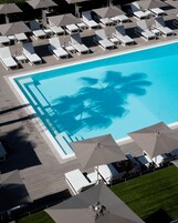 Piscina externa sazonal, funciona das 9h30 às 18h30, guarda-sóis