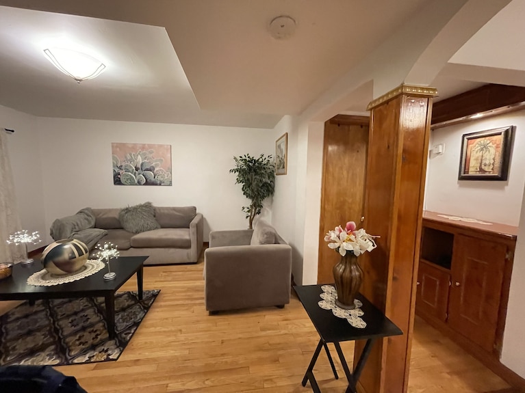 Cute, Cozy, Elegant Budlong Woods - Chicago