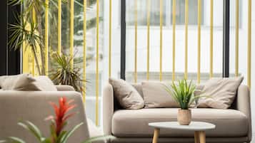 Área de estar no saguão