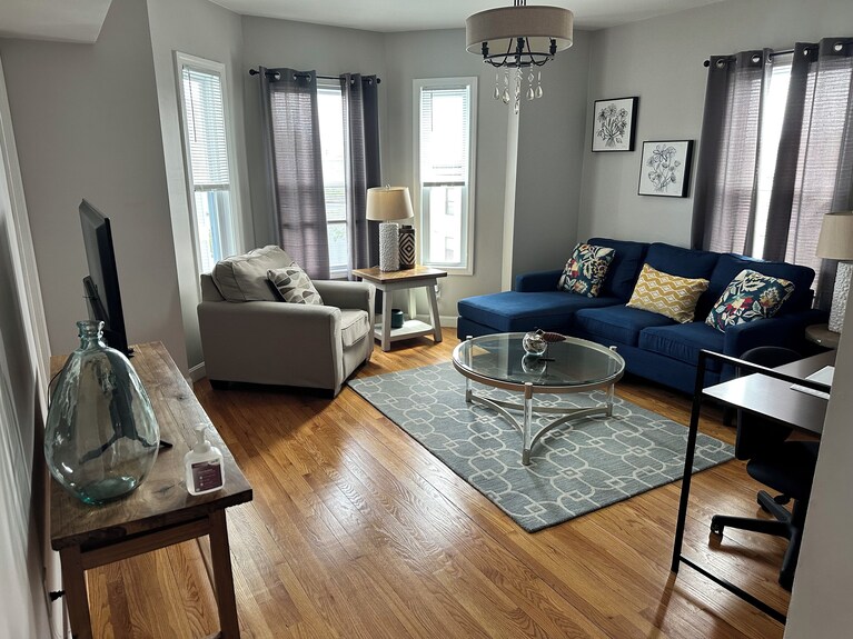 Beautiful Decor 3rd Fl Condo Walk To Mbta And Mins To Downtown Boston - Quincy, MA