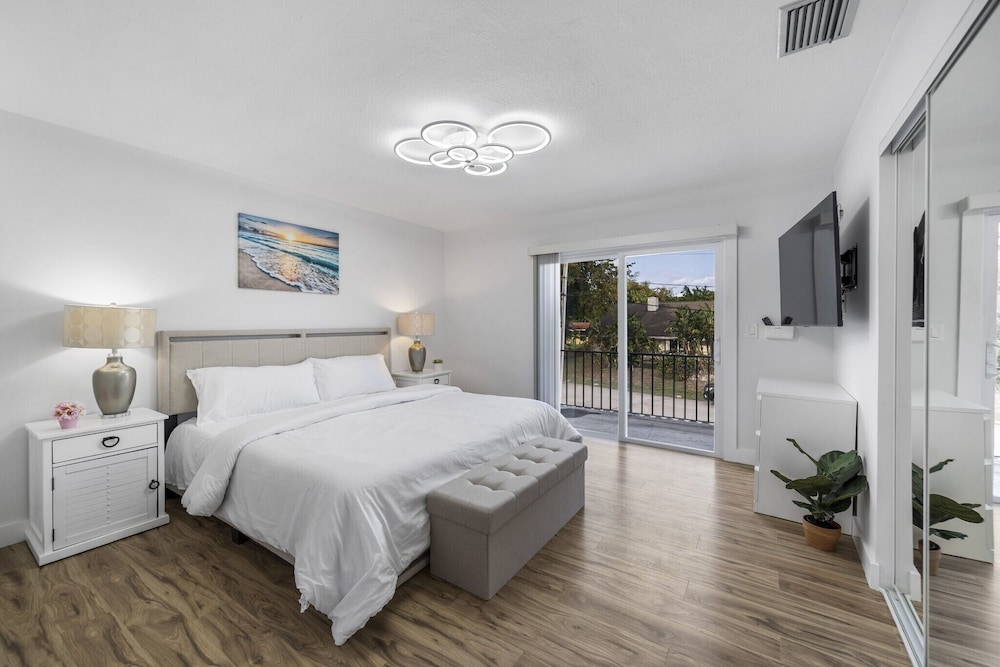 Luxury Lake House-5 Bd, 5 Ba, Pool, Hot-tub, Grill, Mini Golf And Tiki Hut - Lake Worth, FL