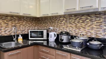Apartamento superior | Cozinha privada | Geladeira grande, micro-ondas, cooktop, torradeira