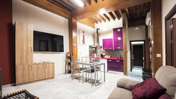 Apartamento Familiar | Sala de estar | Smart TV de 65 de polegadas com canais digitais, televisor, Netflix