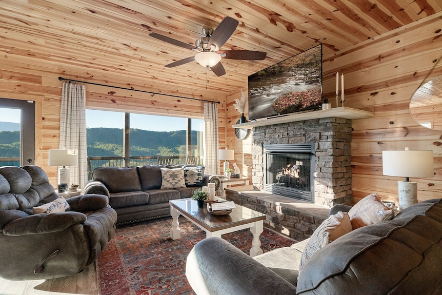Smoky Mtn Luxury Cabin 3br W/ Stunning Views + Games + Hot Tub - Pigeon Forge