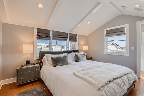 Designer Corona-del-mar Condo 2 Blocks To Beach - Newport Beach, CA