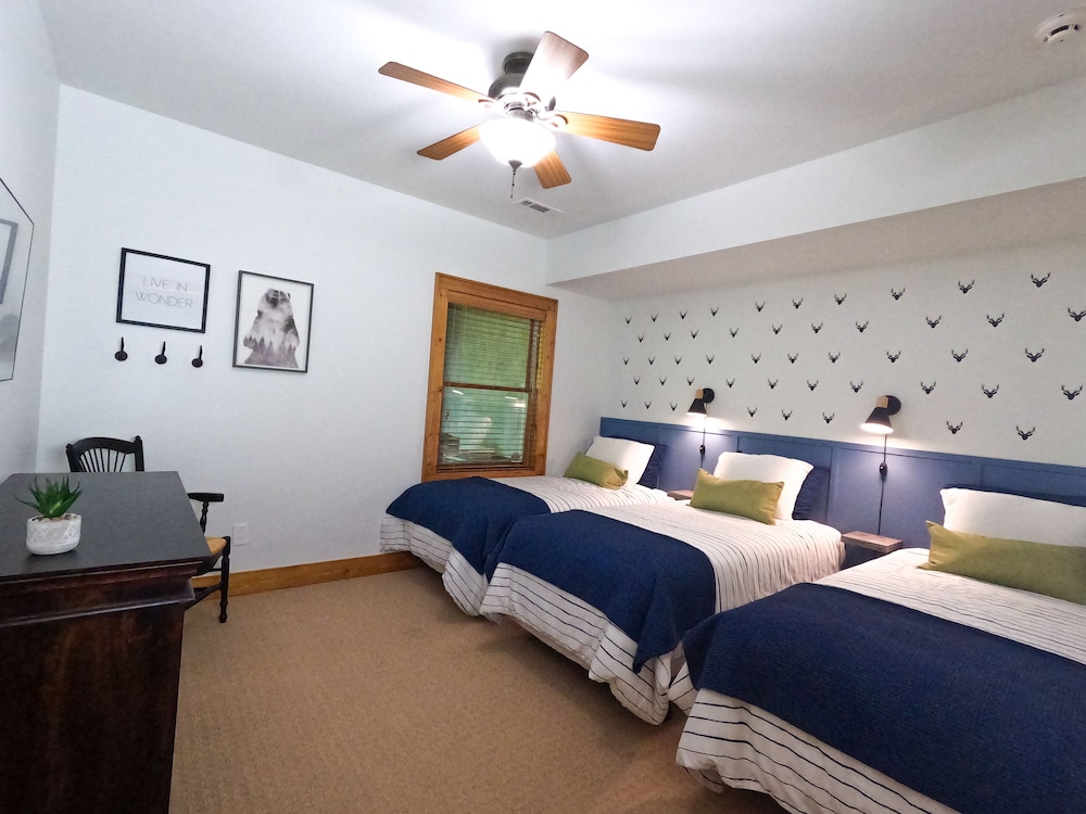 Private Cabin Getaway W/ Fireplace, View & Games 🏔️⛳️ - Dillard, GA