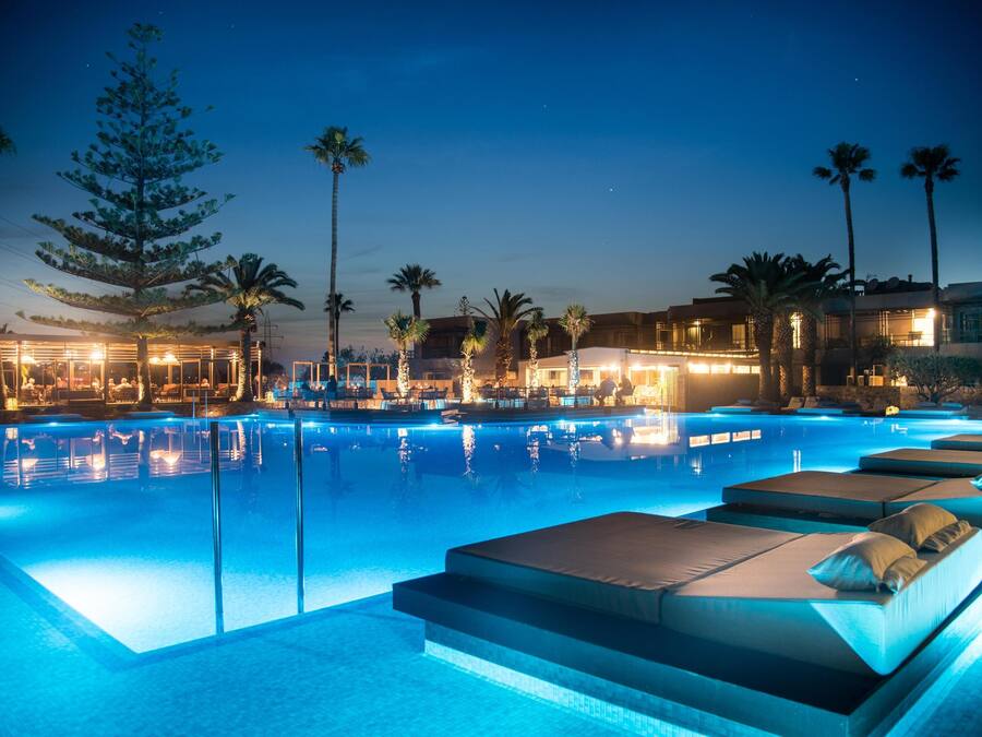 Piscina externa, guarda-sóis, espreguiçadeiras