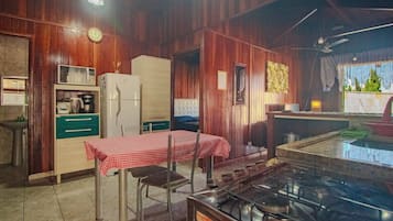 Chalé | Cozinha privada | Um frigorífico/congelador grande, um micro-ondas