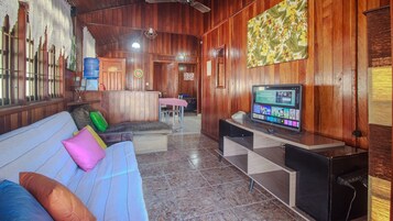 Chalé | Área de estar | TV de tela plana 32 polegadas com canais digitais, Netflix