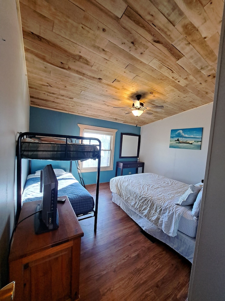 Kettle Moraine Lake House, Private Family Friendly Lakehouse Retreat Sleeps 8 - Eden, WI