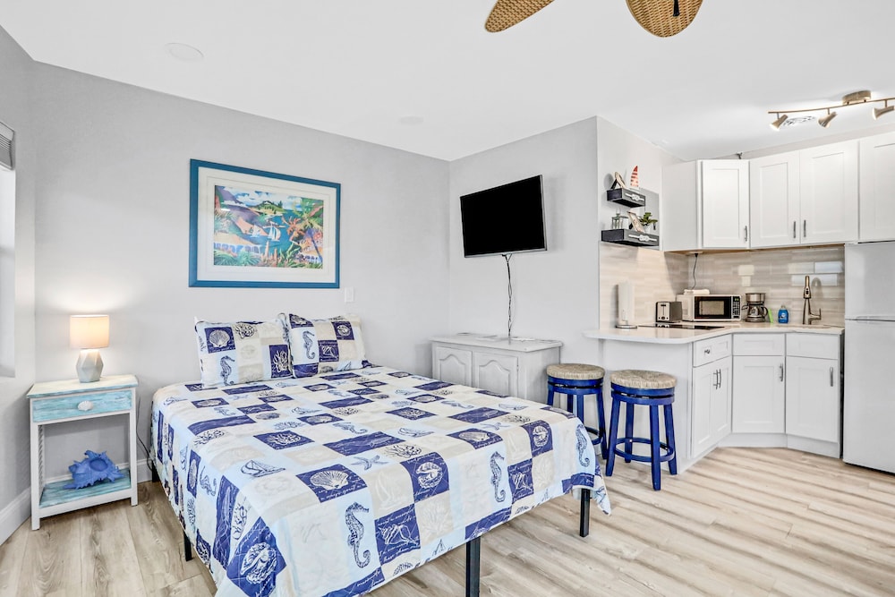 Beachfront Studio With Grilling Area & Shuffleboard - Steps To Sand - Redington Shores, FL