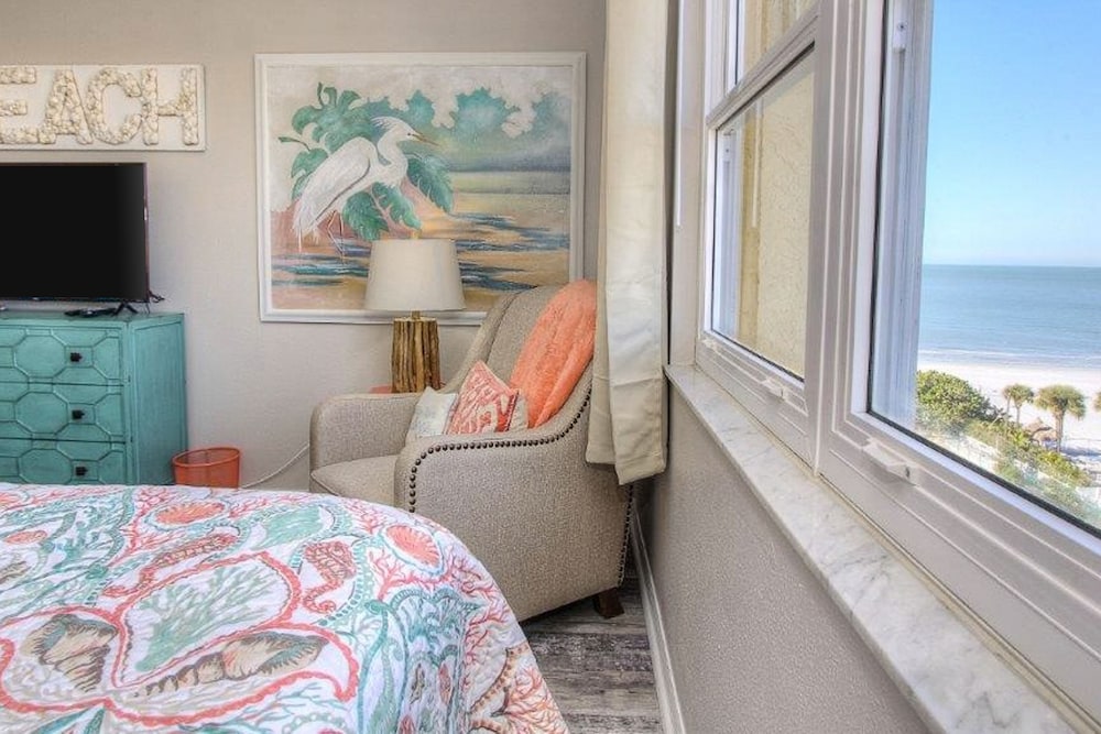 Beachfront Corner Condo W/private Balcony, Heated Pool, Hot Tub, Picnic Tables - Redington Shores, FL