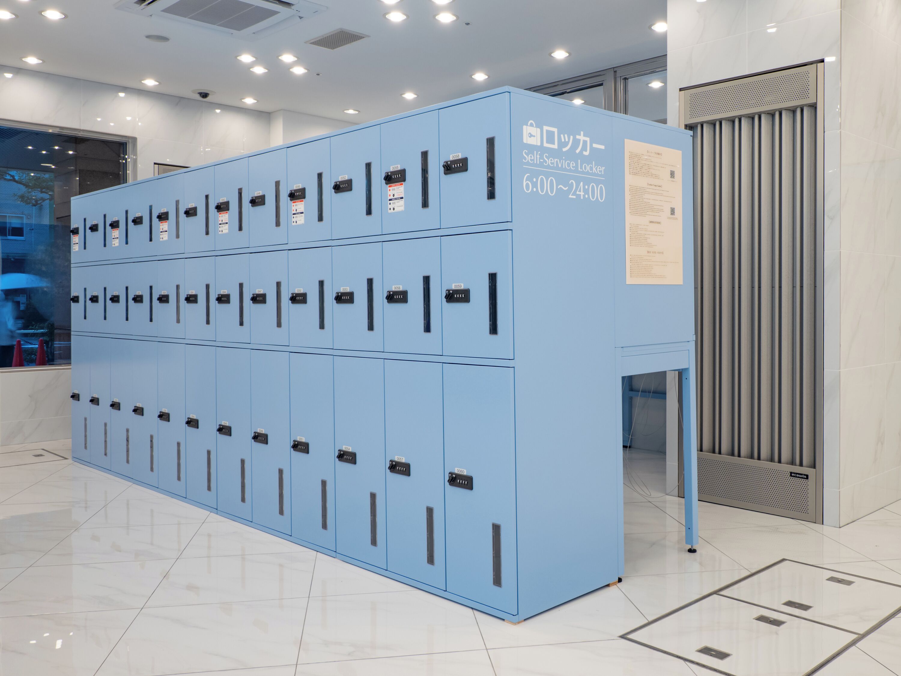 Uma área de lockers para uso livre, com vários lockers, cada um identificado por um número.