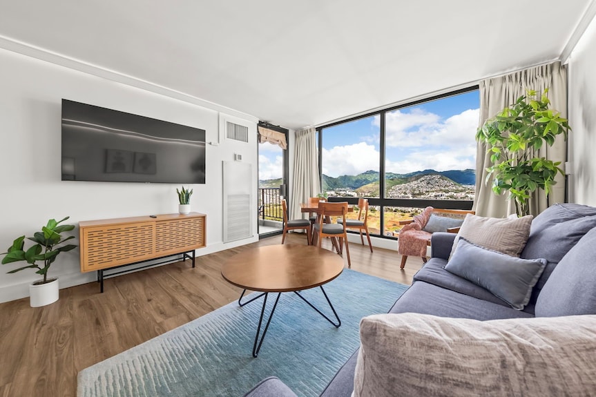 Newly Renovated! Free Parking, Koolau Mountain, Golf Course And City Views! - Honolulu