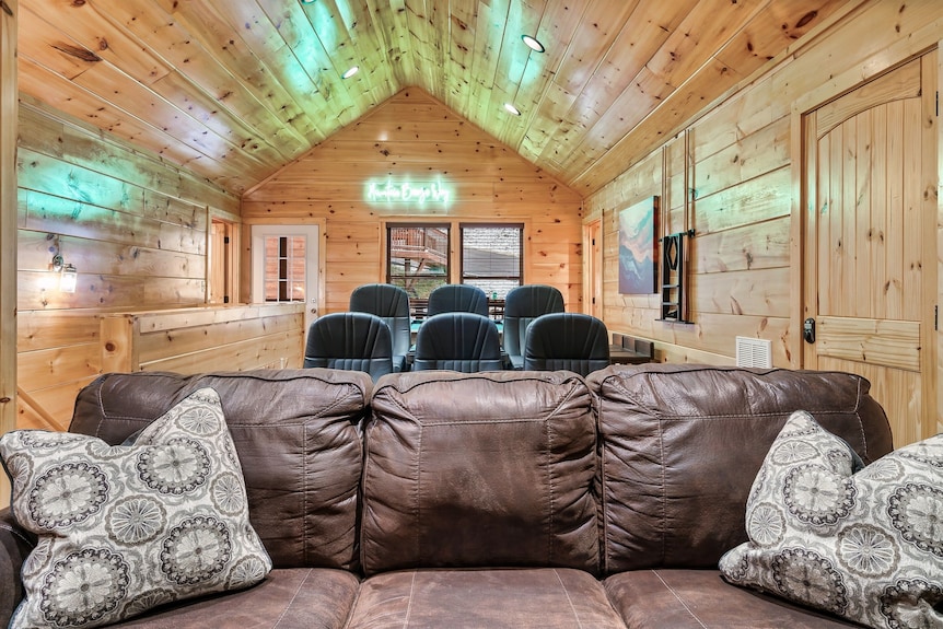 Last Minute February Specials! 1mi To Pkwy, Arcade, Pool Table, Dog-friendly - Pigeon Forge, TN