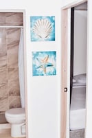 Apartamento família, 2 quartos, no canto | Banheiro | Chuveiro, secador de cabelo, toalhas de banho, sabonete