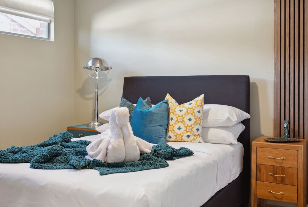 Happy Stays Classic Mid-century Modern Escape - Ascot